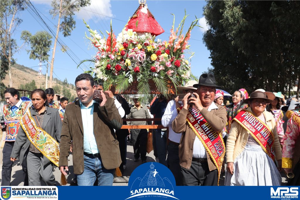 CAMBIO DE MANTO DE LA MAMACHA COCHARCAS